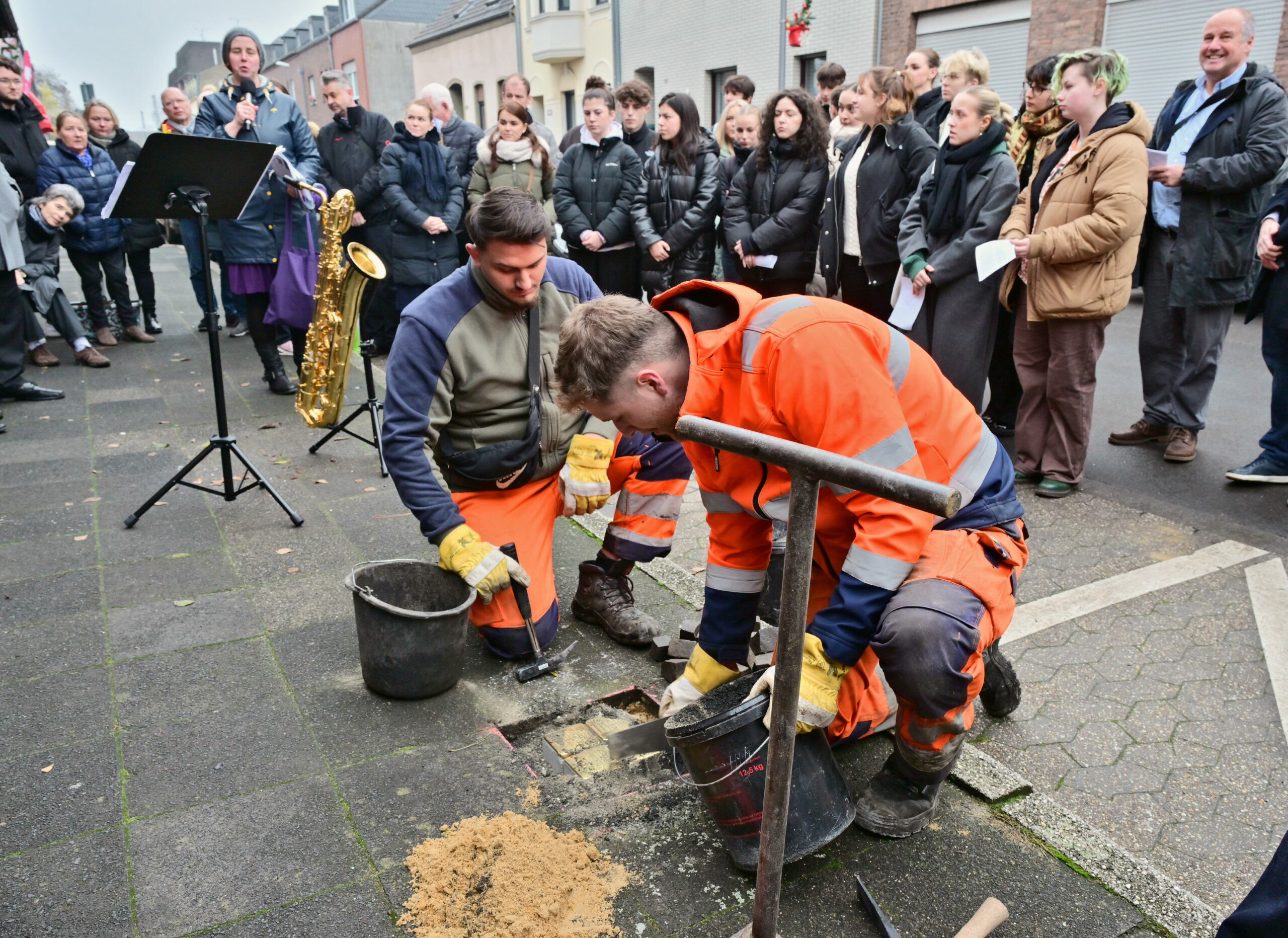 Stolperstein-Putzen zum Gedenken ans Kriegsende - Villa Merländer